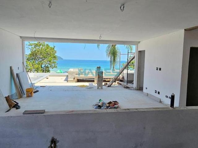 Casa nova em condomínio na praia de Juquehy com 4 suítes com piscina privativa