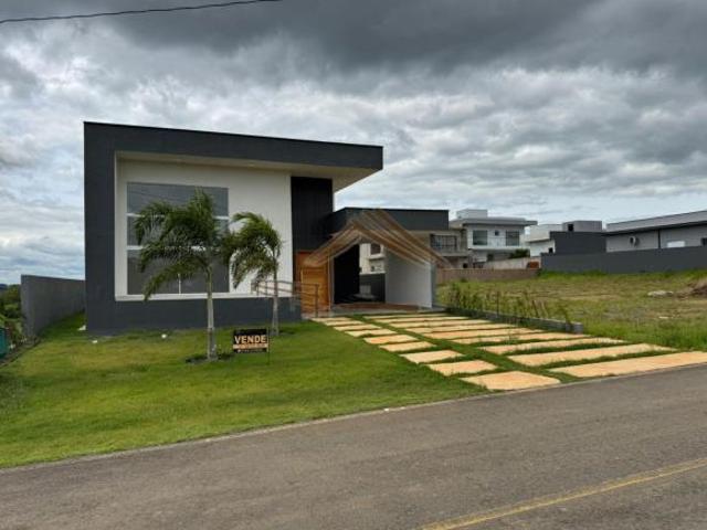 Casa nova em fase de acabamento, localizado no Ninho Verde 1, frente com o asfalto