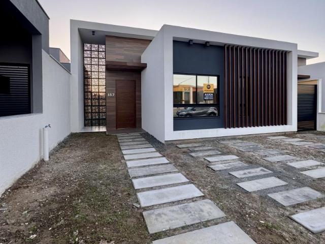 Casa nova em Feira de Santana, bairro Sim, 92m², com área de serviço, piso laminado, porcelanato, quintal e próximo a escolas e hospitais