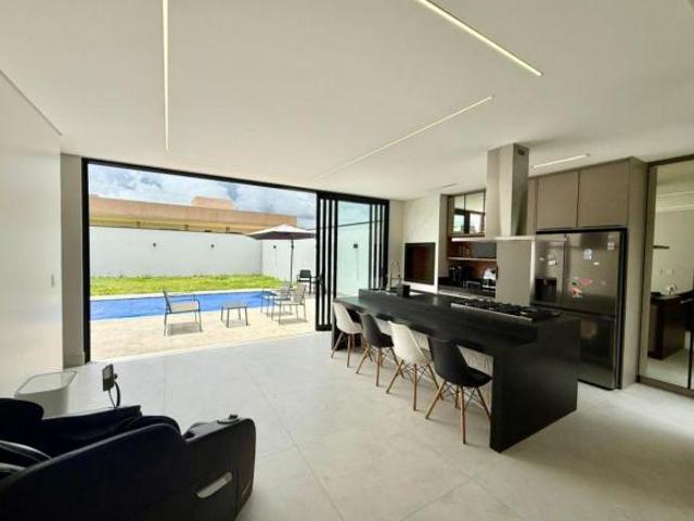 CASA NOVA / NOVA COLINA / PISCINA / QUINTAL / ARMÁRIOS