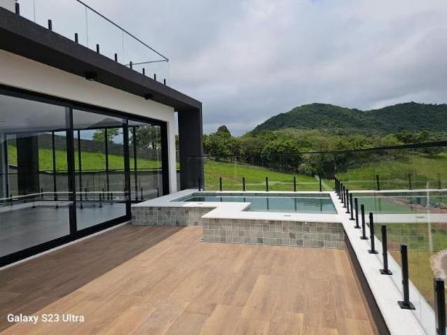 Casa nova no Condomínio Greenfield em Atibaia SP. Piscina, área gourmet, 3 suites