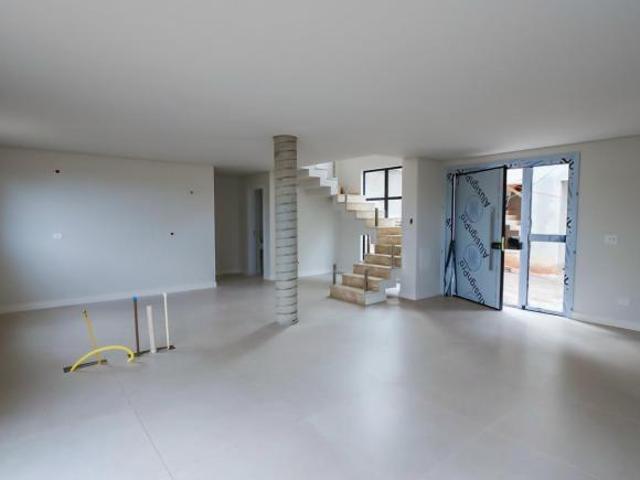 Casa nova no bairro Mercês com 3 suítes e 2 vagas de garagem