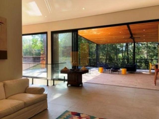 Casa nova na Estância Parque Atibaia com acambamentos de primeira, 3 suítes, 4 vagas e edícula