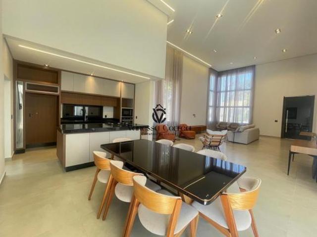 Casa nova, sem uso, acabamento moderno e com 4 suítes, piscina