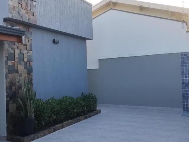 Casa nova para Venda, Itanhaém. Possui 03 dormitórios, piscina, sauna