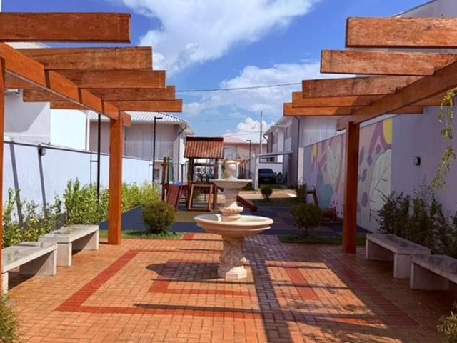 Casa nova para locação no Villa Flora Lótus com 3 dormitórios, suíte com closet e lazer completo