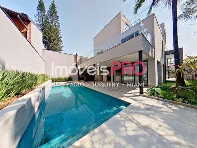 Casa nova, pronta, tudo novinho, 4 suítes, 4 vagas, piscina, sauna, menos de 50 metros do Ibirapuera