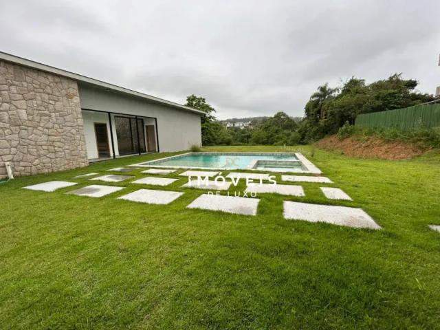 Casa nova térrea com 5 suítes e fundo para área de preservação no Condomínio Terras de São José II