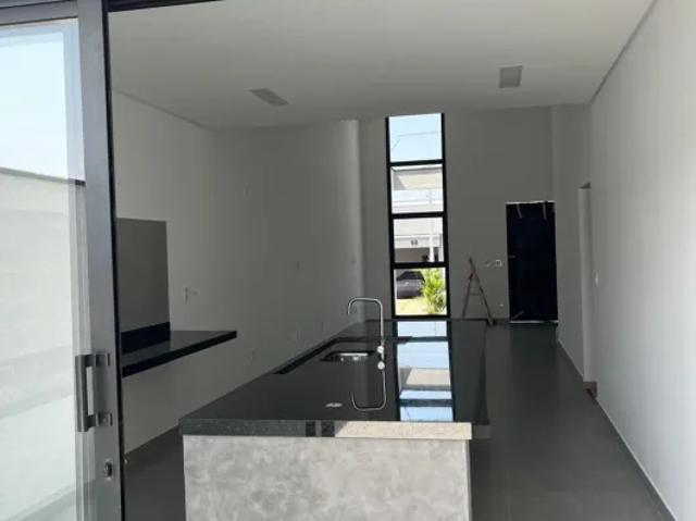 Casa nova, térrea, fachada moderna com Spa e 3 suítes no Condomínio Campos do Conde