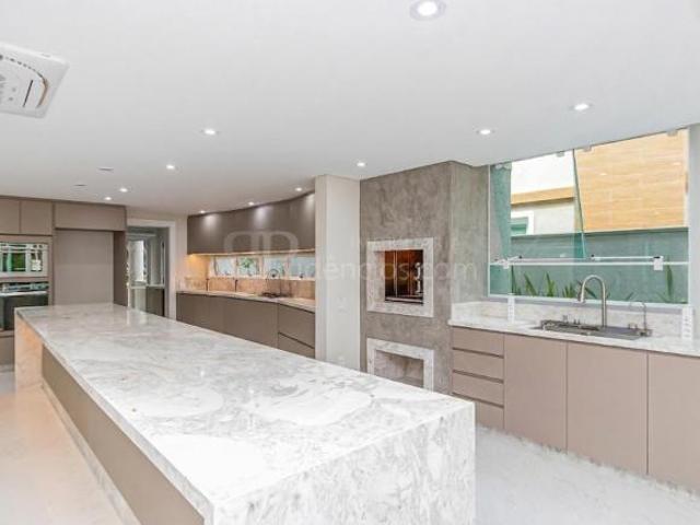 Casa Nova Totalmente Reformada com 4 Suítes e Elevador no Pinewoods Pinhais