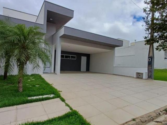 Casa Nova Térrea no Condomínio Villa Suíça: 3 Suítes, Design Moderno com Pé Direito