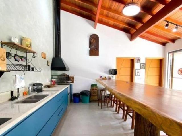 Casa nova térrea que mistura modernidade e estilo rústico no Condomínio Panorama Atibaia/SP | 4 Suít