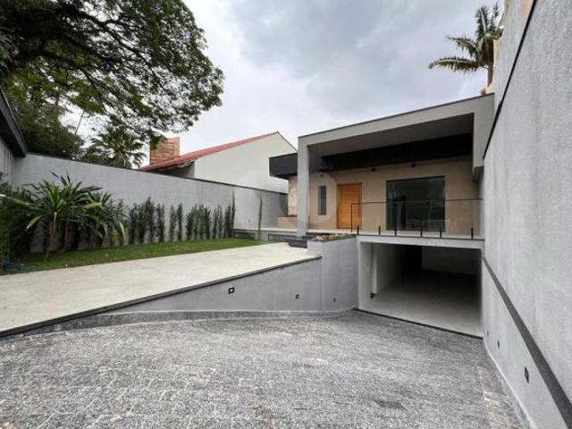 Casa nova Térrea 395m², 3 sutes 4 vagas com piscina no Jd. Floresta