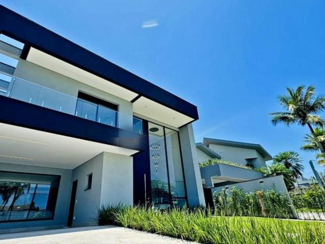 Casa novíssima a venda com 05 suítes, 04vagas Jardim Acapulco Guarujá SP