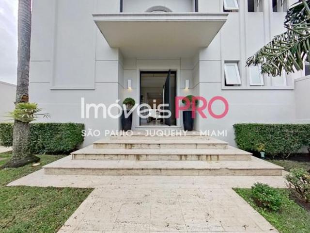 Casa One of a kind, com 1.360m², com 3 suítes, 8 vagas no subsolo e uma bela vista