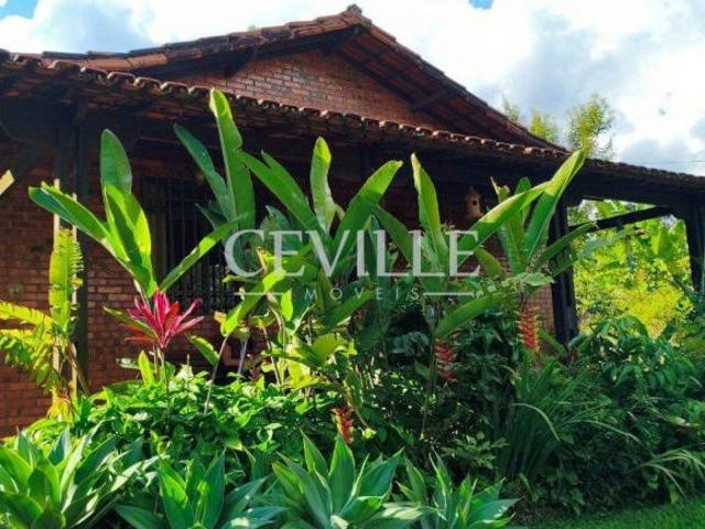 Casa atemporal estilo interiorano em cond. fechado