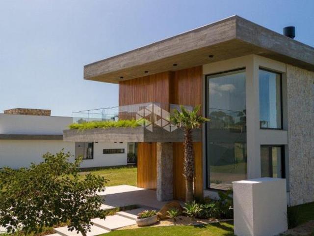Casa ÁUREA com 359m² e 4 Suítes, Mobiliada!