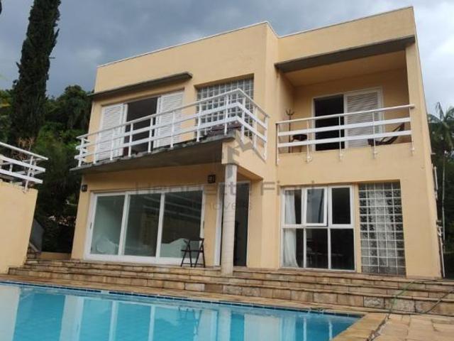 Casa avarandada com pé direito alto ideal para locações
