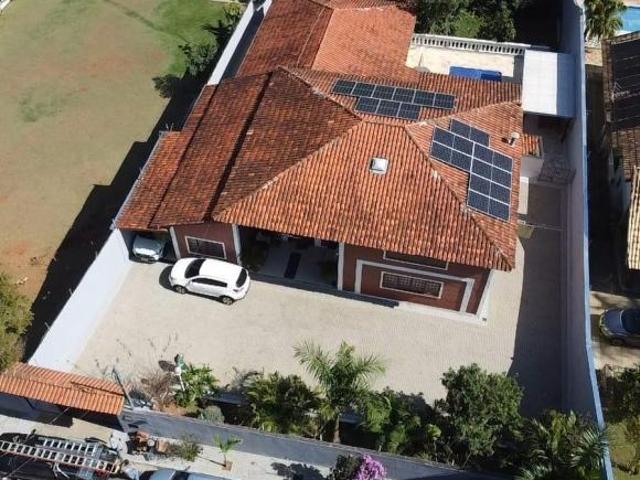 Casa avarandada com piscina, lazer e pomar