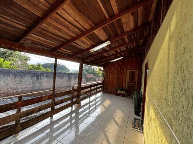 Casa averbada com 3 dormitórios e terreno amplo de