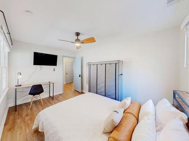 Casa Azul | Top Rated Host | Newly Renovated | Furnished Rooms w/ TV & Wi Fi | Kitchen, Laundry & Parking | Safe, Quiet, Move In Ready Spacious & high quality Mableton House with Backyard