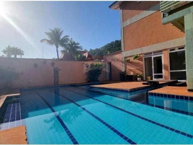 Casa a 100 metros da praia em condomínio, com piscina e 3 dorms