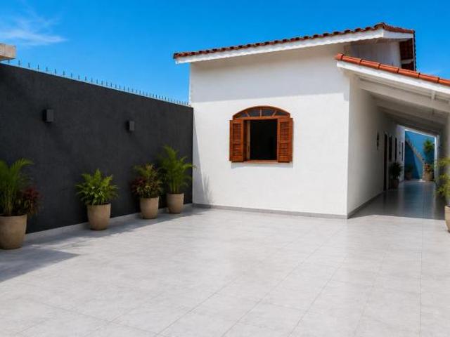 Casa a 100m da Praia em Mongaguá | 3 Quartos, Vista para o Mar e Financiável