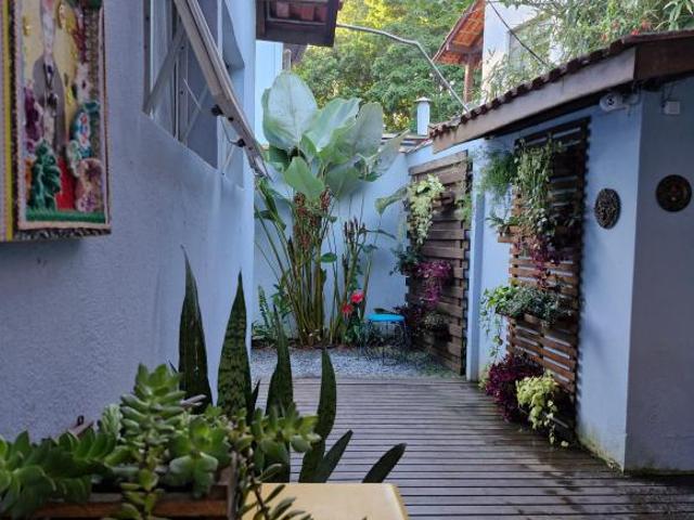 Casa a 150 metros da praia de Camburizinho