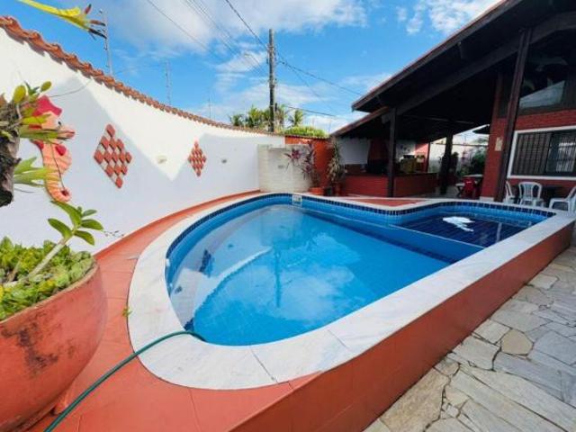 Casa à 150m do mar com 3 quartos e área gourmet em Itanhaém