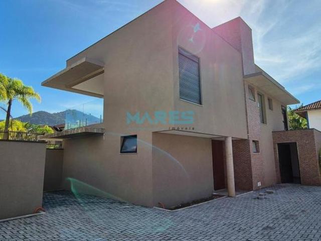 Casa à 250m da praia juquehy com 5 suítes e piscina