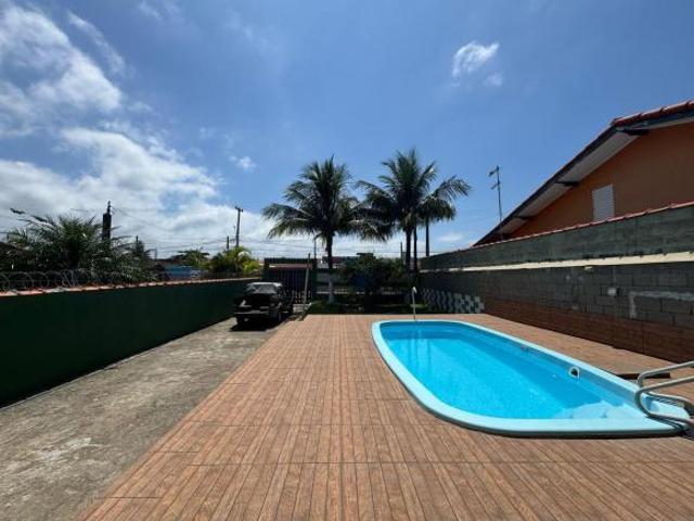 Casa à 500m do mar com piscina e área gourmet em Itanhaém