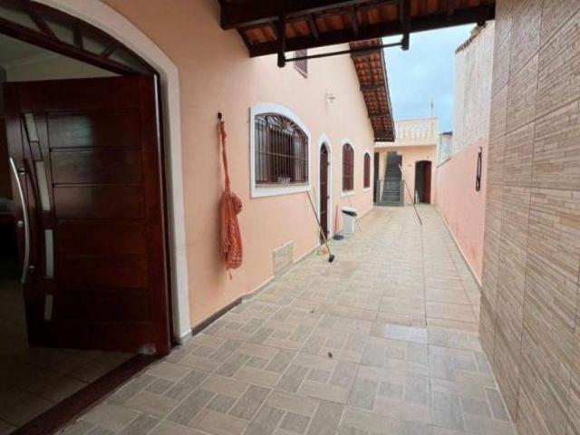 Casa à 50m do mar com 3 quartos e espaço para piscina em Itanhaém