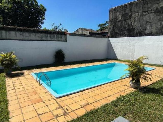 Casa à 80m do mar com 4 quartos e piscina em Itanhaém