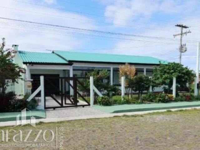 Casa a cento e cinquenta metros do mar com 03 dormitórios