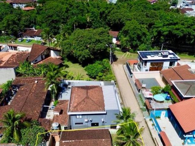 Casa à aproximadamente 600 metros da praia Maresias