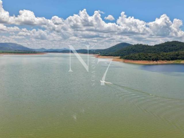 Casa a beira da represa com piscina e area de lazer completa