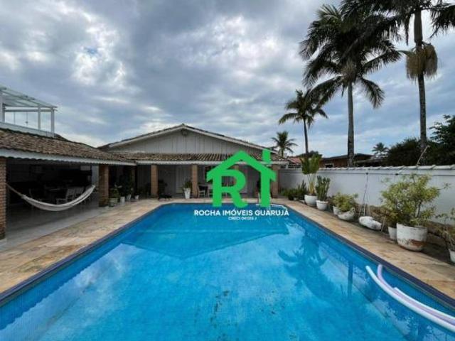 Casa à beira mar com 3 suítes, 3 vagas, edícula e lazer à venda em Enseada, Guarujá