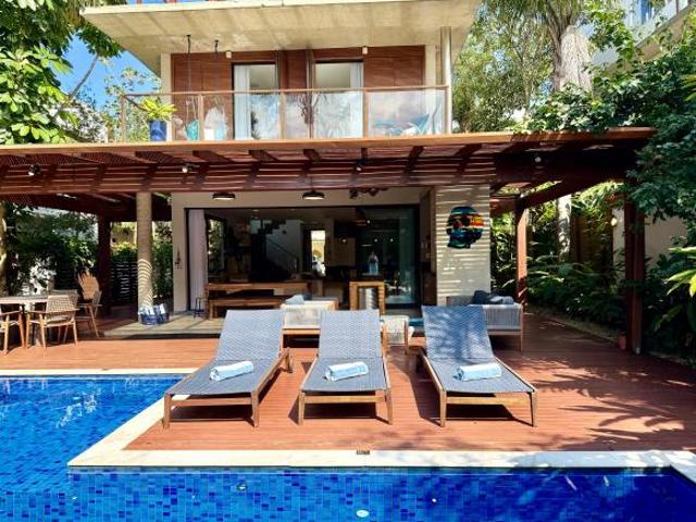 Casa a poucos metros da praia Maresias