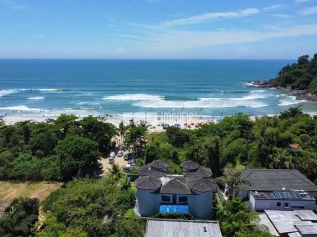 Casa a poucos passos do mar com 5 dormitórios e ar em Itamambuca