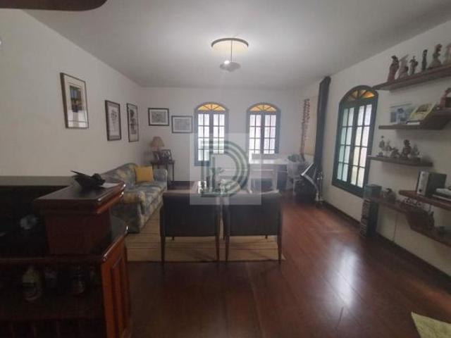 Casa á venda/3 dormitórios/Rua fechada/Bairro Jardim das Vertentes.