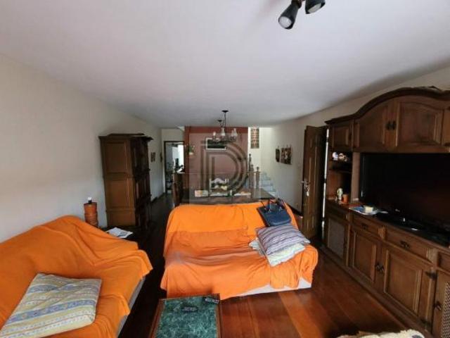 Casa á venda 3 dormitórios, sendo 2 suítes, 4 vagas Próximo ao metrô