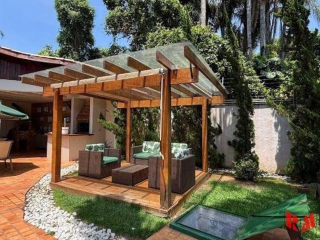Casa á venda, 3 quartos sendo 2 suítes, academia e piscina na Granja Viana!