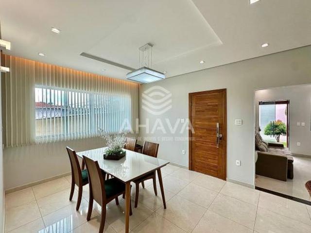 Casa com 3 Quartos à Venda, 360m², Santa Mônica, próximo à Rua Érico Verissimo