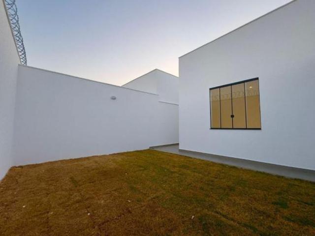 Casa à venda, 03 qts c/suite, 02 vs, quintal+corredor na lateral. Bairro Novo Centro, Santa Luzia