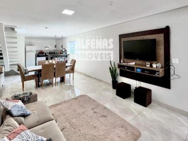 CASA A VENDA, 03 QUARTOS, 02 VAGAS E ÁREA GOURMET NO BAIRRO COLONIAL