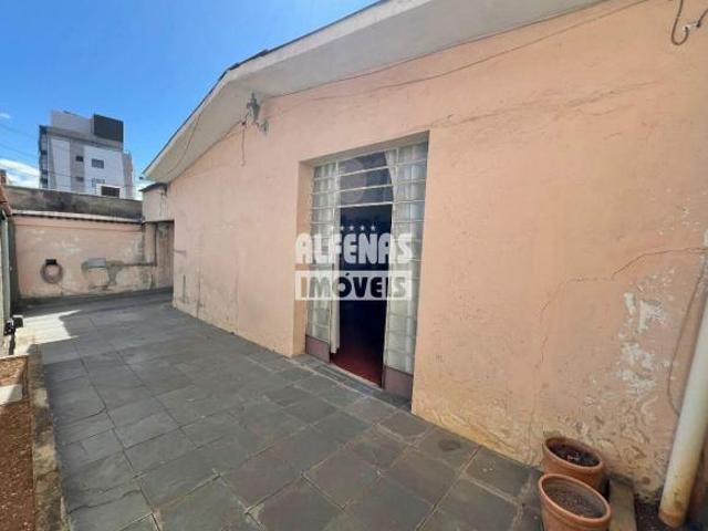 CASA A VENDA, 03 QUARTOS, 04 VAGAS NO BAIRRO ELDORADO