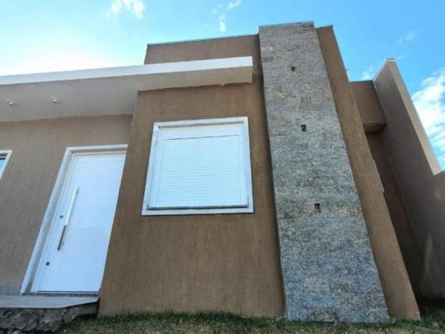 CASA A VENDA 03 QUARTOS COM PATIO E VAGAS DE GARAGEM