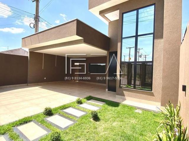 CASA À VENDA 03 QUARTOS SENDO 02 SUÍTES COM ÁREA DE LAZER COMPLETA