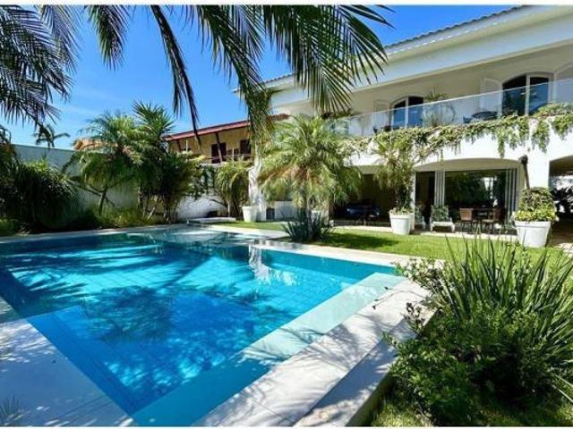 Casa a venda 100 metros da Praia da Enseada Guaruja