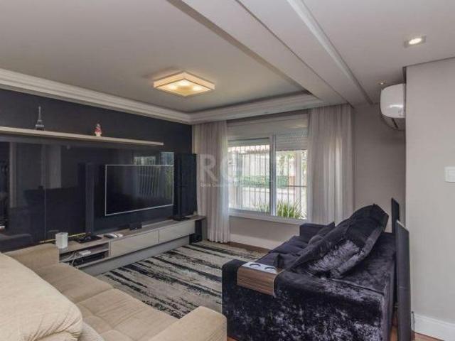 Casa à venda 230m², 4 quartos, sendo 2 suítes, churrasqueira, piscina e 03 vagas de garagem
